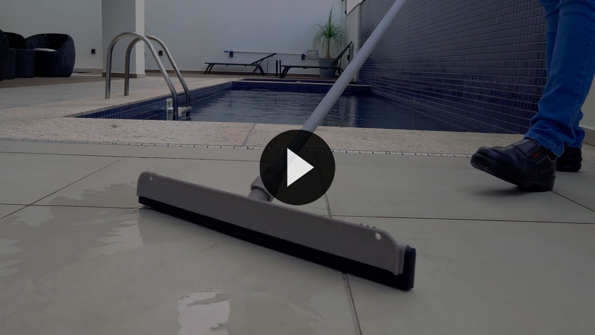 Conheça o novo rodo de limpeza profissional da marca Nobre - Goedert